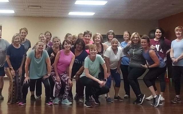 Zumba의 Elite Family Fitness에있는 Kristen Solano클래스